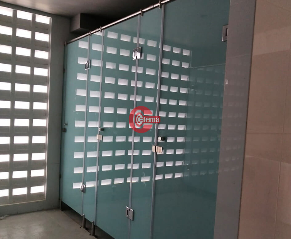 Pusat Cubicle Toilet Kubikal Partisi Glass Phenolic Wooden PVC